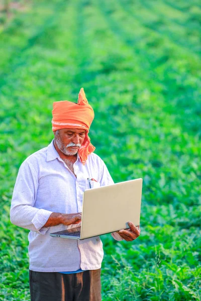 Farmer with laptop Stock Photos, Royalty Free Farmer with laptop Images ...