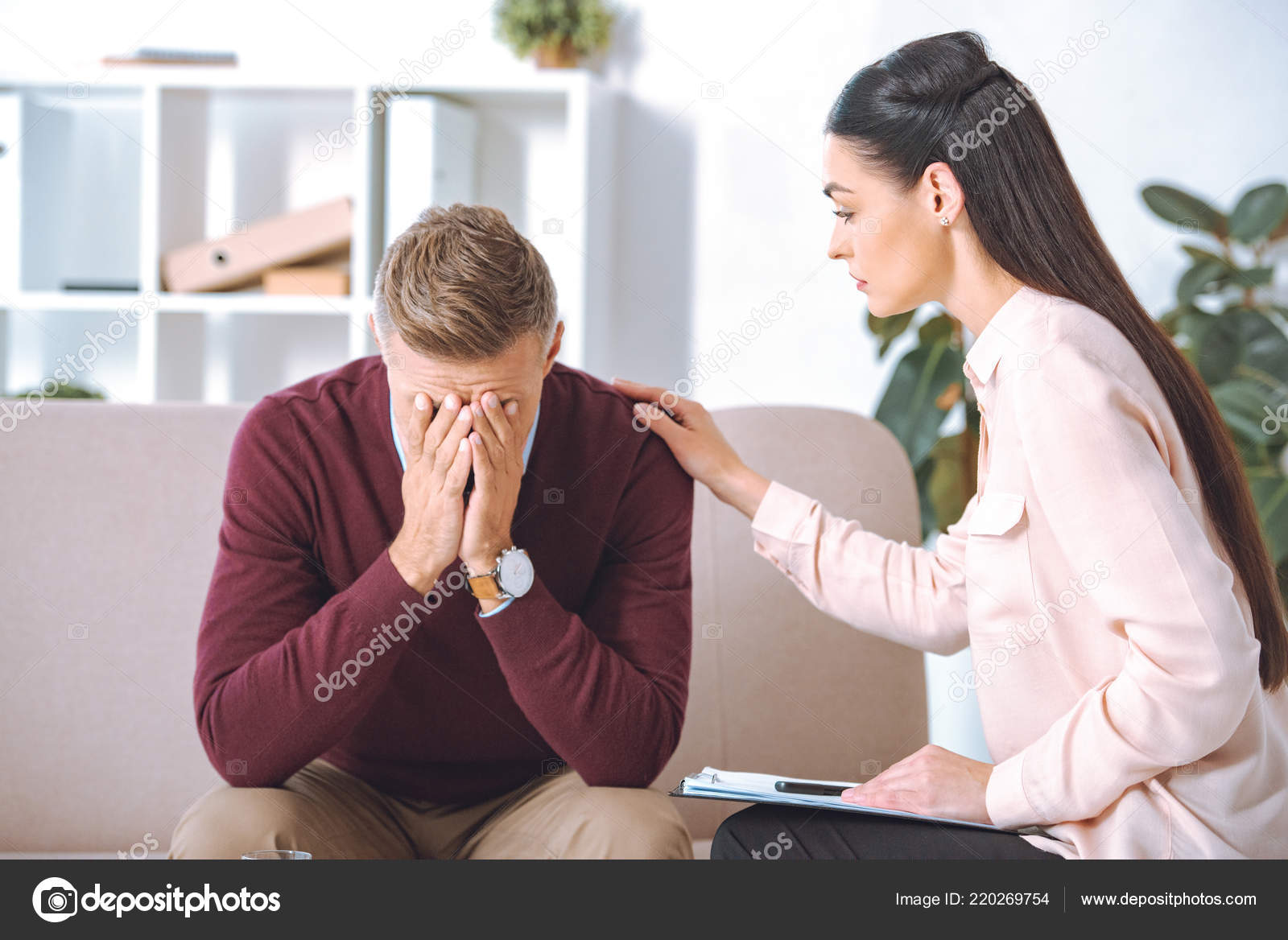 Psychotherapist Supporting Upset Patient Sitting Couch — Free Stock ...