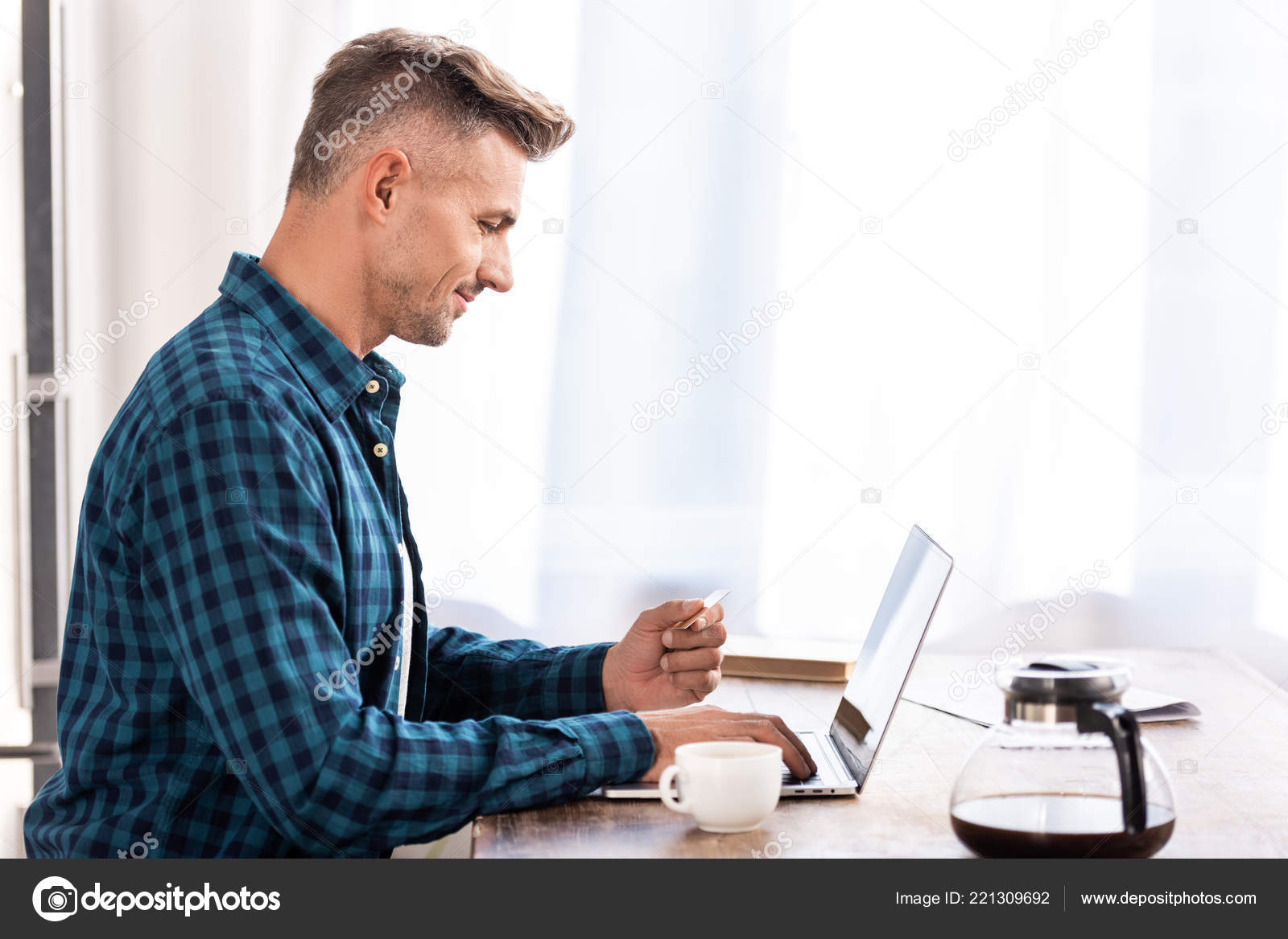 Side View Smiling Man Holding Credit Card Using Laptop Home — Stock ...
