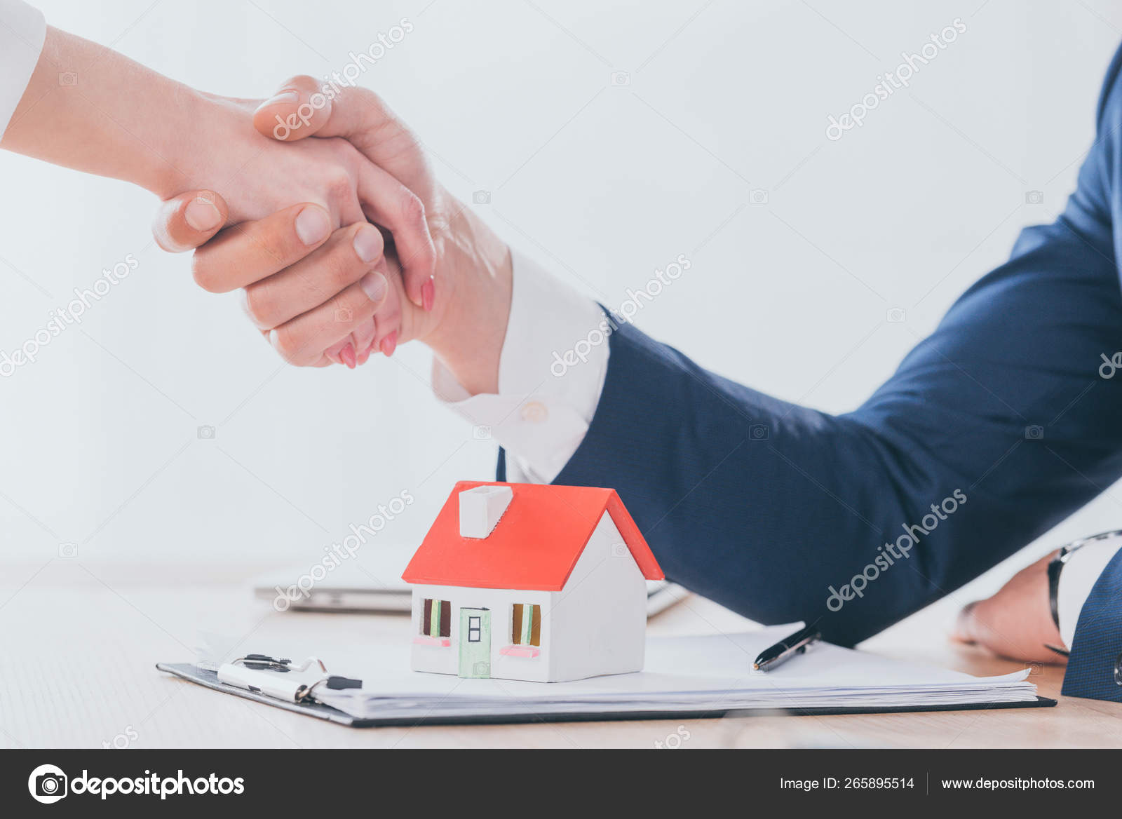 Vista Parcial Del Agente Inmobiliario Estrechando Mano Con Cliente ...