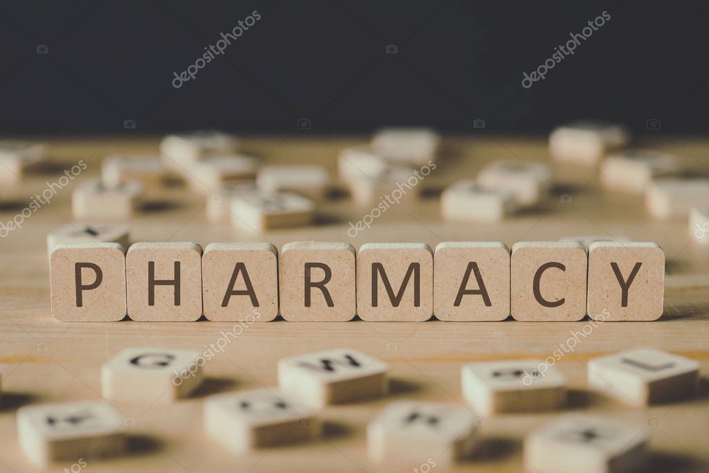 enfoque selectivo de la inscripción de farmacia en cubos rodeados de ...