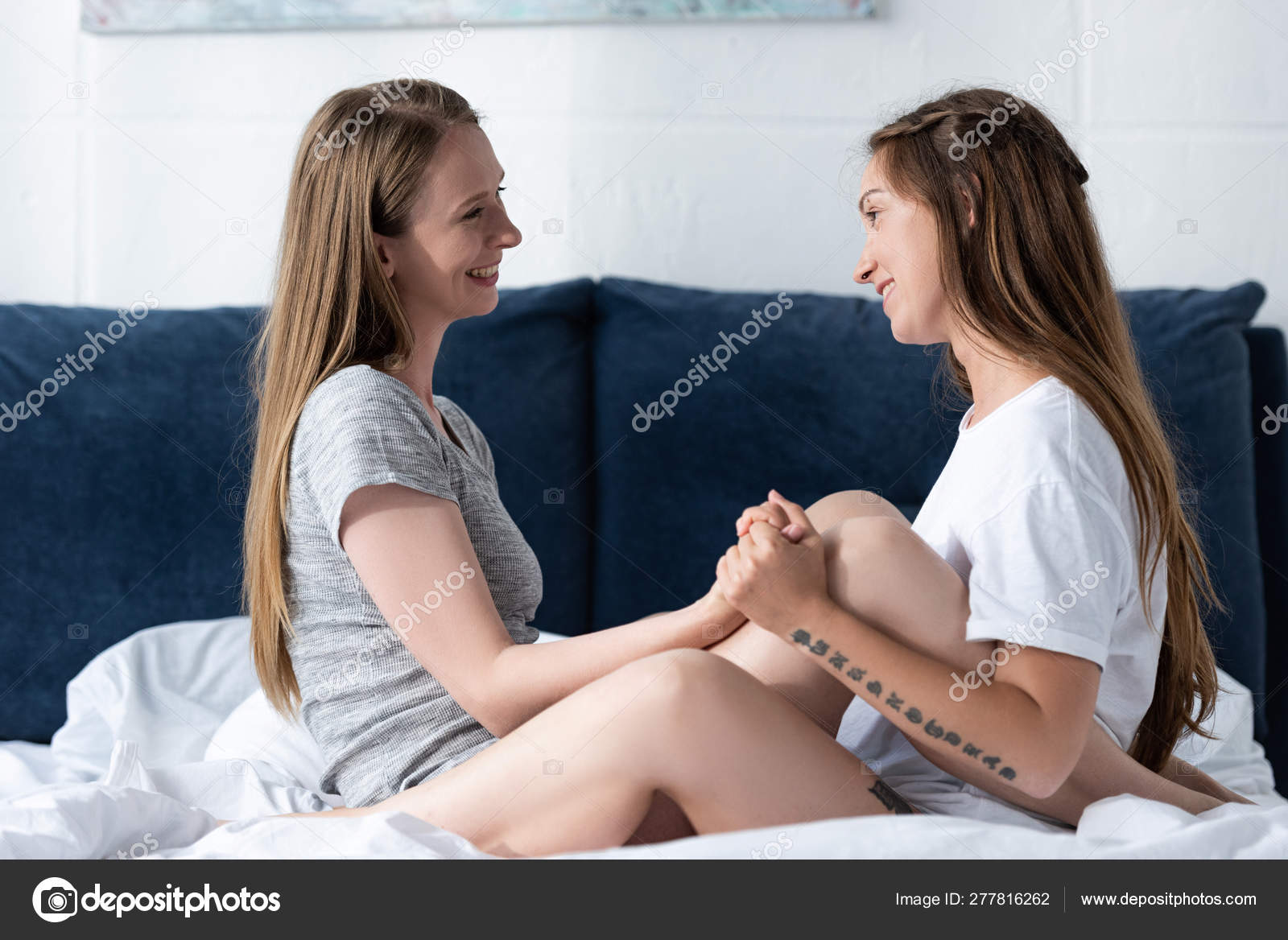 Side View Two Lesbians Holding Hands Looking Each Other While — Stock
