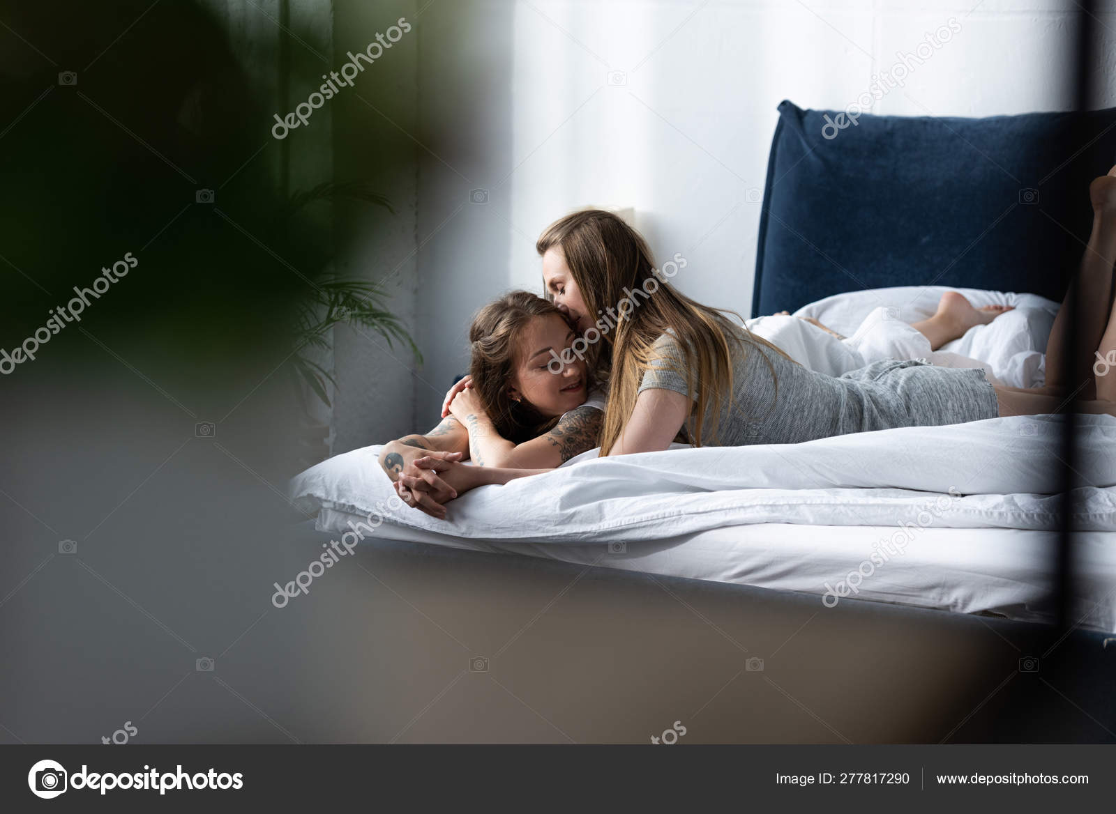 Enfoque Selectivo Dos Lesbianas Cogidas Mano Mientras Yacen Cama Por