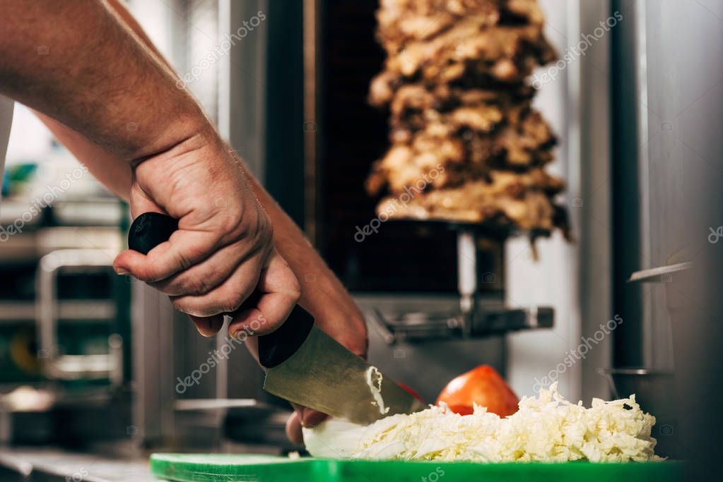 vista parcial de cocinar lechuga cortada en la tabla de cortar 2025