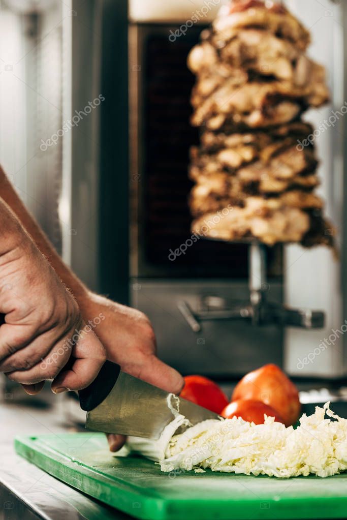 vista parcial de cocinar lechuga cortada en la tabla de cortar 2025