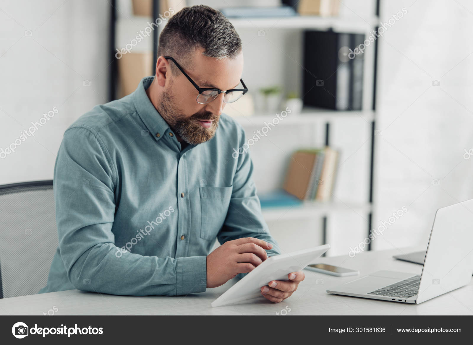 Handsome Businessman Shirt Glasses Using Digital Tablet Office — Stock