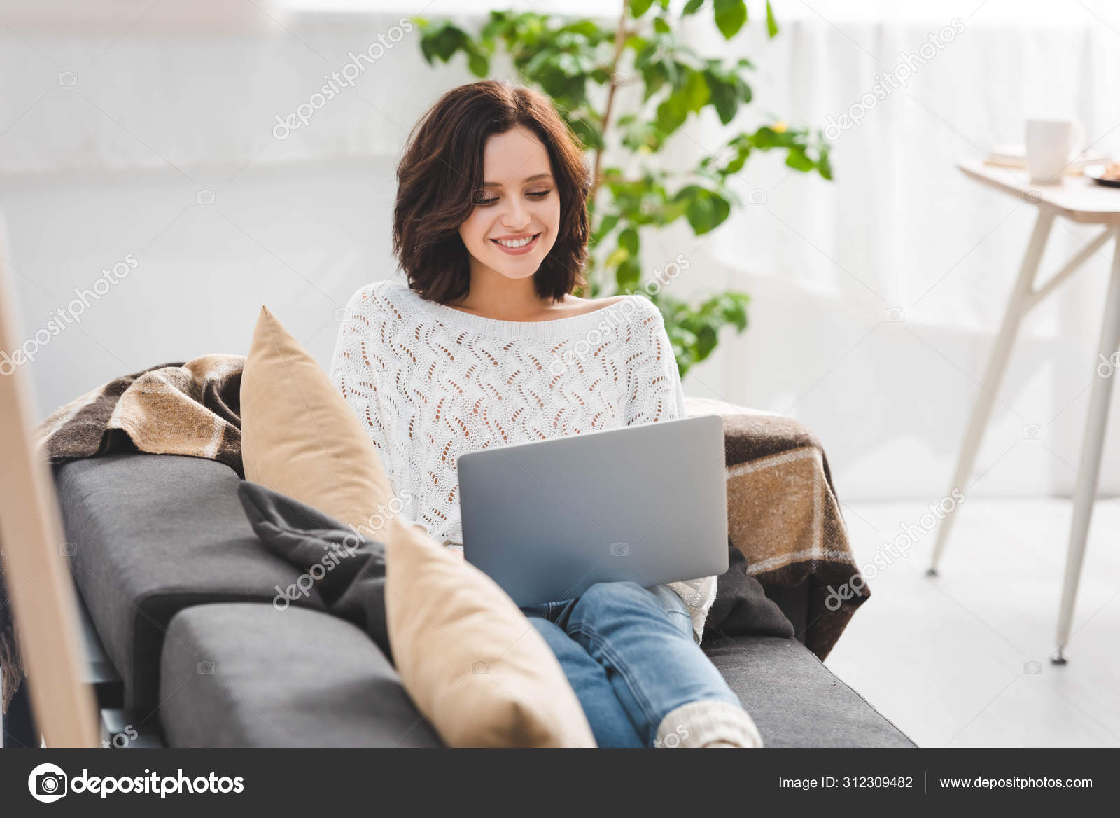 Beautiful Cheerful Girl Using Laptop Sofa Cozy Living Room — Stock ...