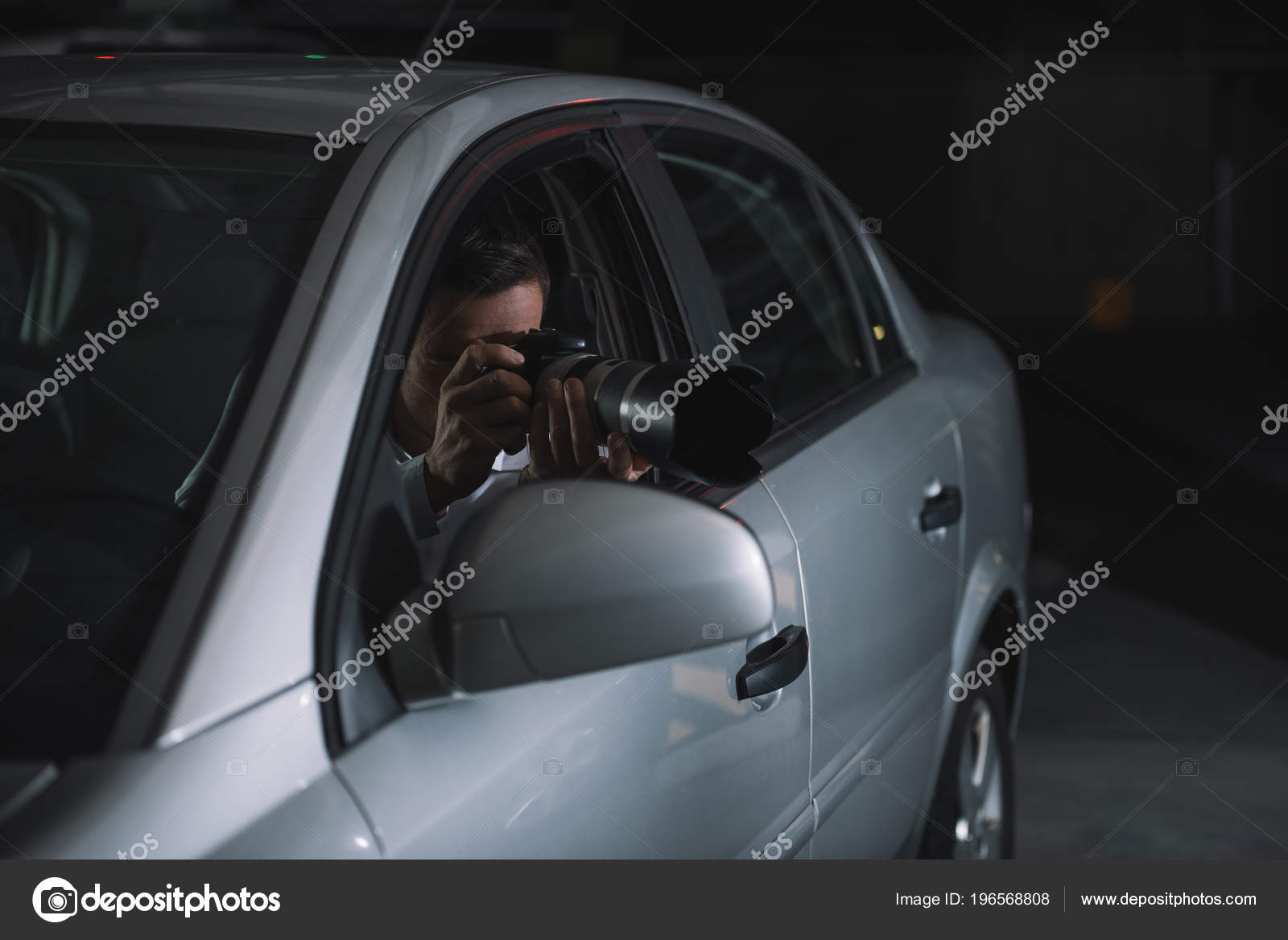 Agente Encubierto Haciendo Vigilancia Por Cámara Desde Coche - Foto de ...