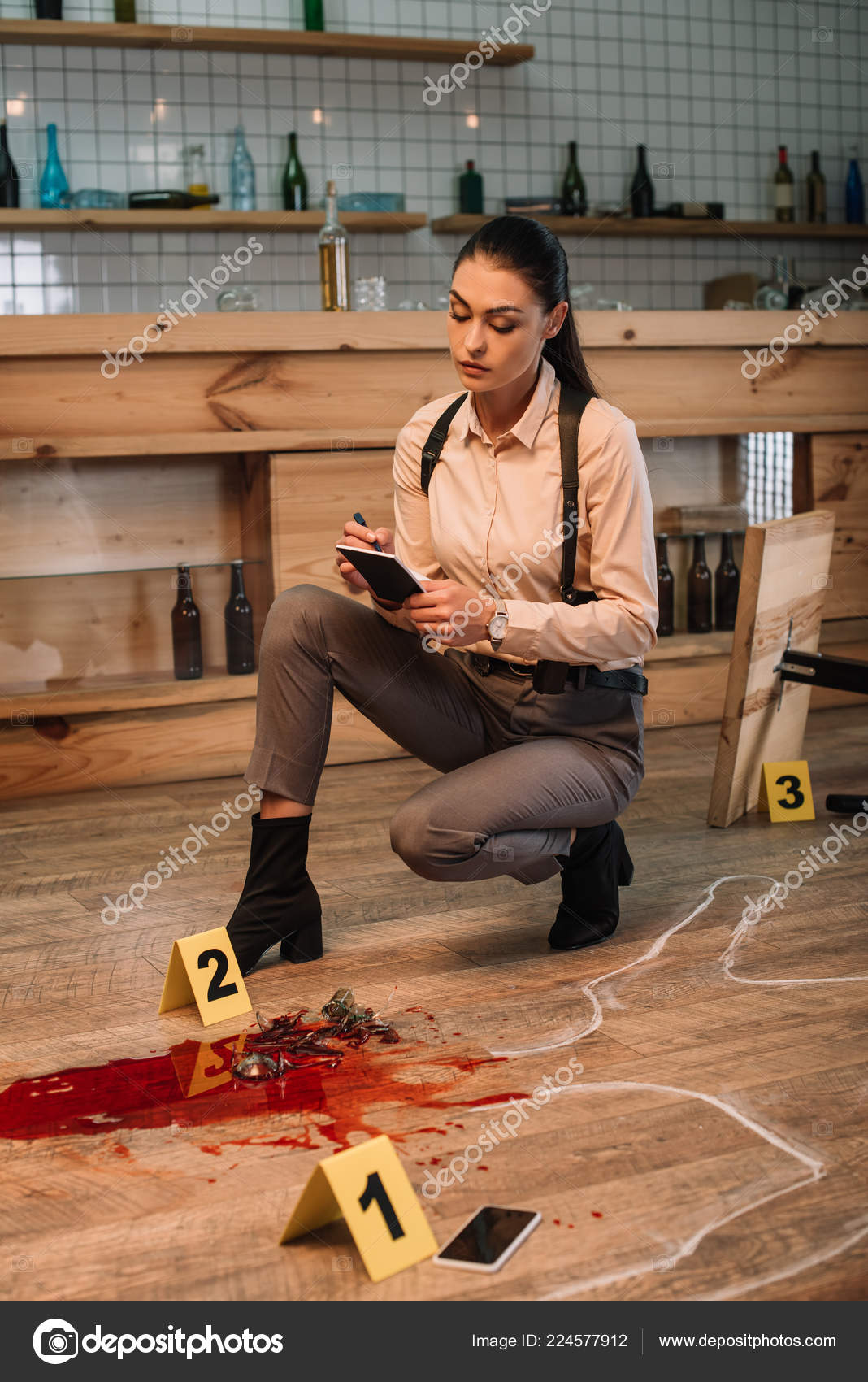 Detective Femenino Recogiendo Datos Investigando Escena Del Crimen ...