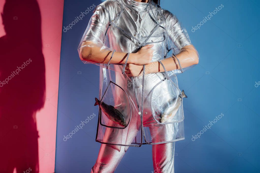 vista recortada del modelo de moda en body plateado y impermeable ...