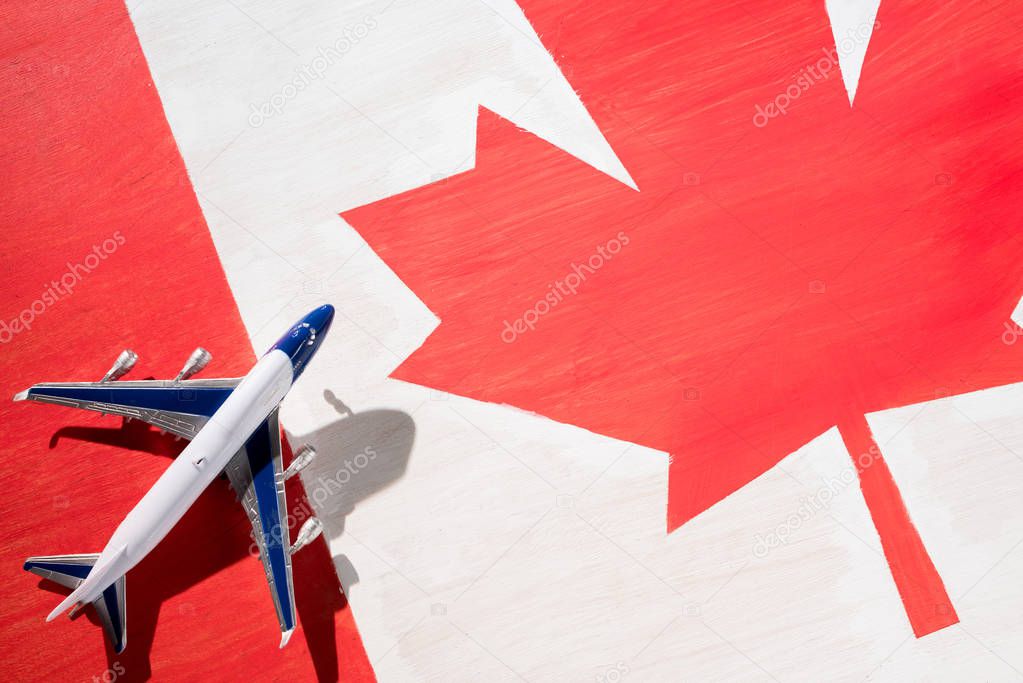 modelo plano con bandera canadiense sobre fondo, concepto de inmigración 2025