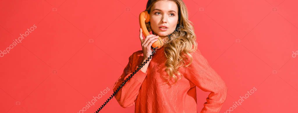 Atractiva Mujer Con Teléfono Rotativo Retro Aislado En Coral Vivo Pantone Color Del Año 2019