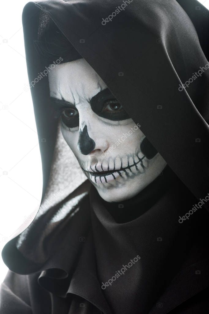 mujer pensativa con maquillaje de cráneo mirando hacia otro lado ...