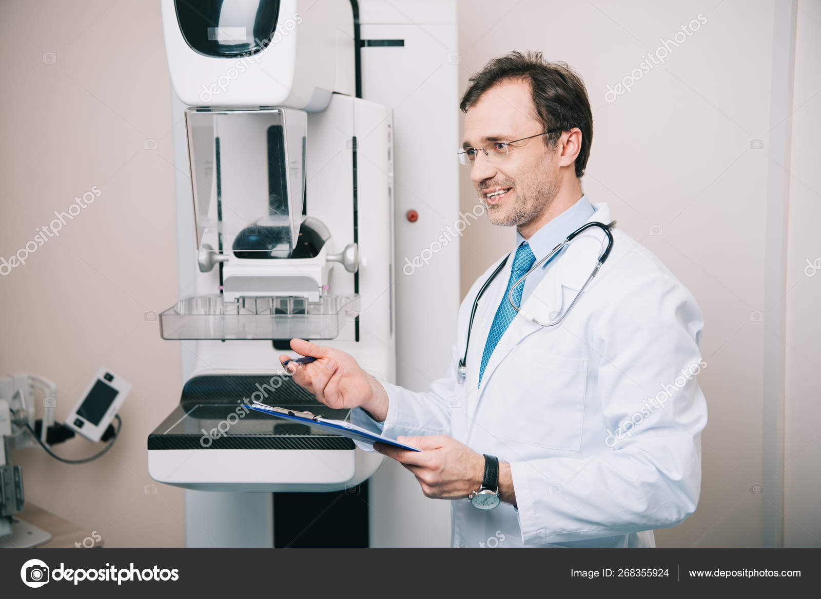 Smiling Radiographer Standing Ray Machine Holding Clipboard — Stock ...