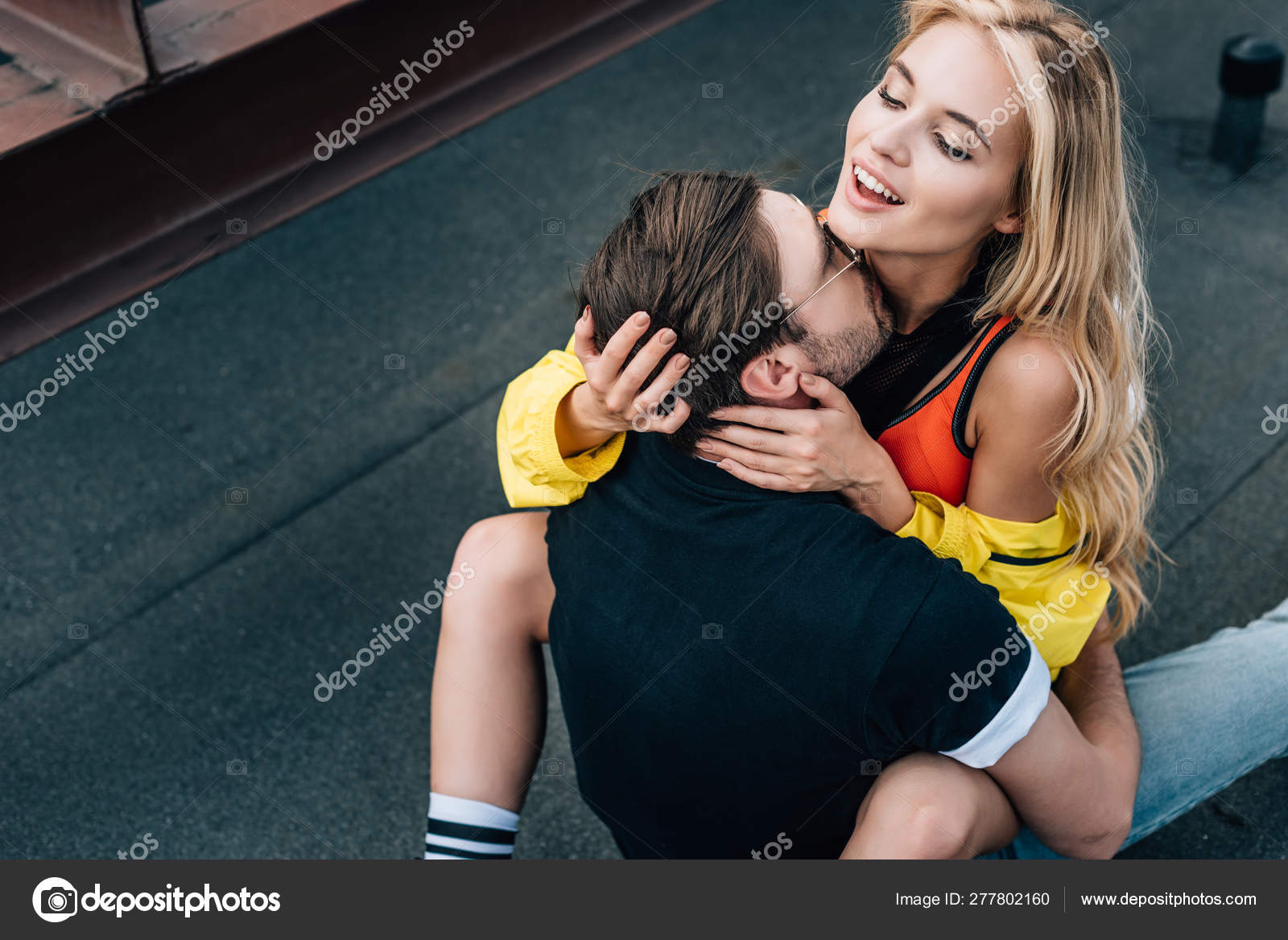 Frau Sitzt Auf Mann Mann Küsst Frau Sitzt Auf Seinem Schoß Am Strand