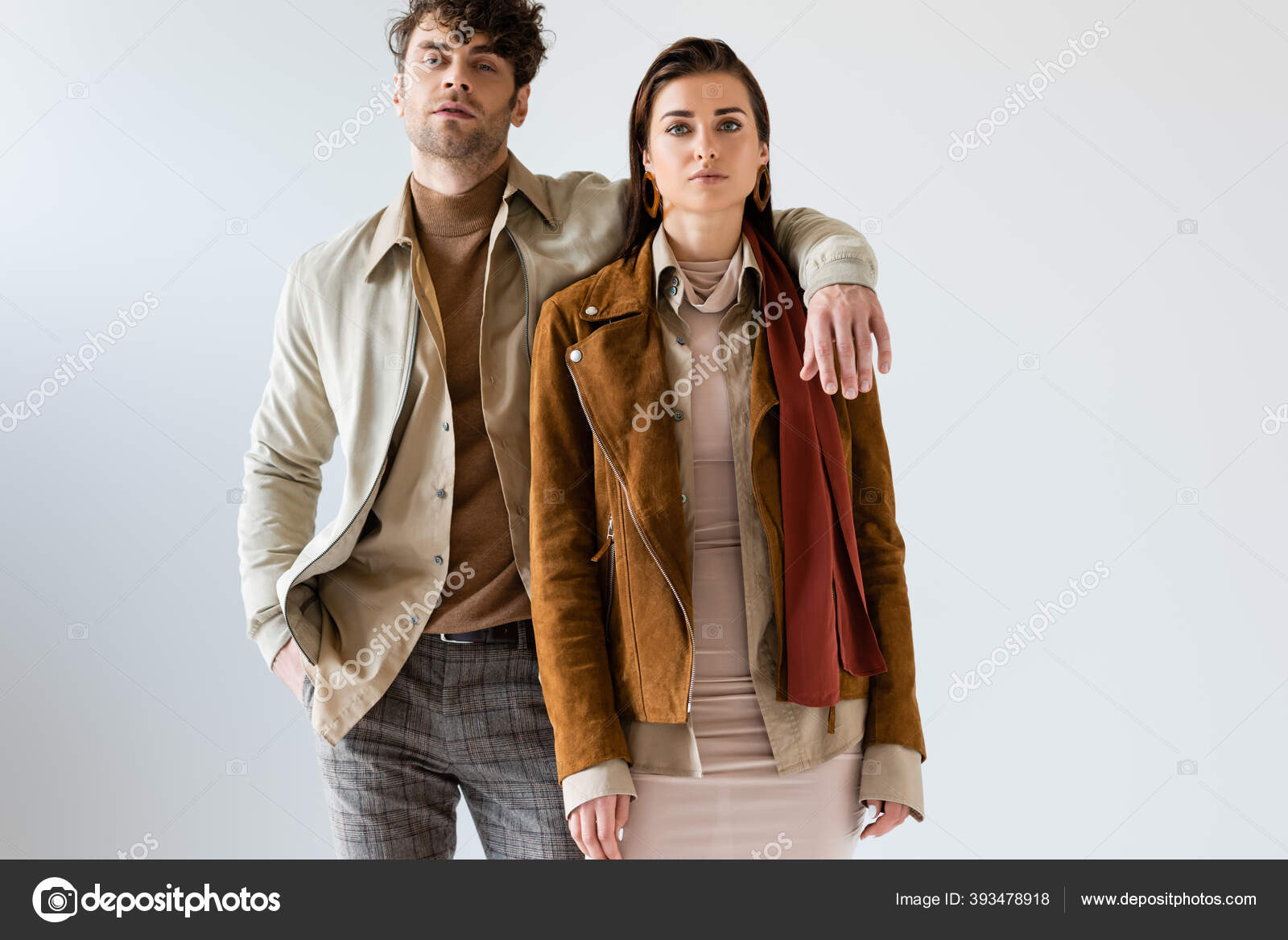 Pria Bergaya Dengan Tangan Saku Merangkul Wanita Cantik Yang Berdiri ...