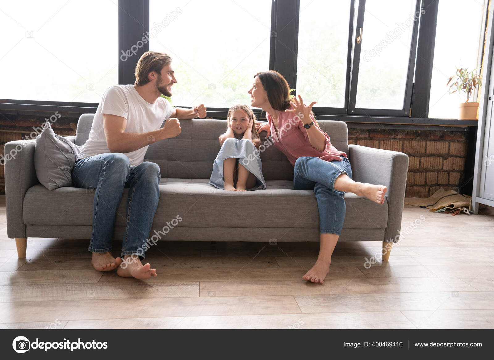 Little girl between arguing parents at home. — Stock Photo © opolja ...