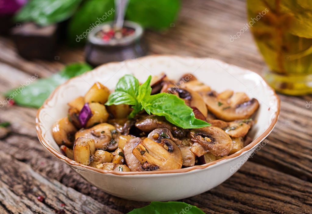 Saltear con champiñones, berenjenas, berenjenas y albahaca. Estofado de ...