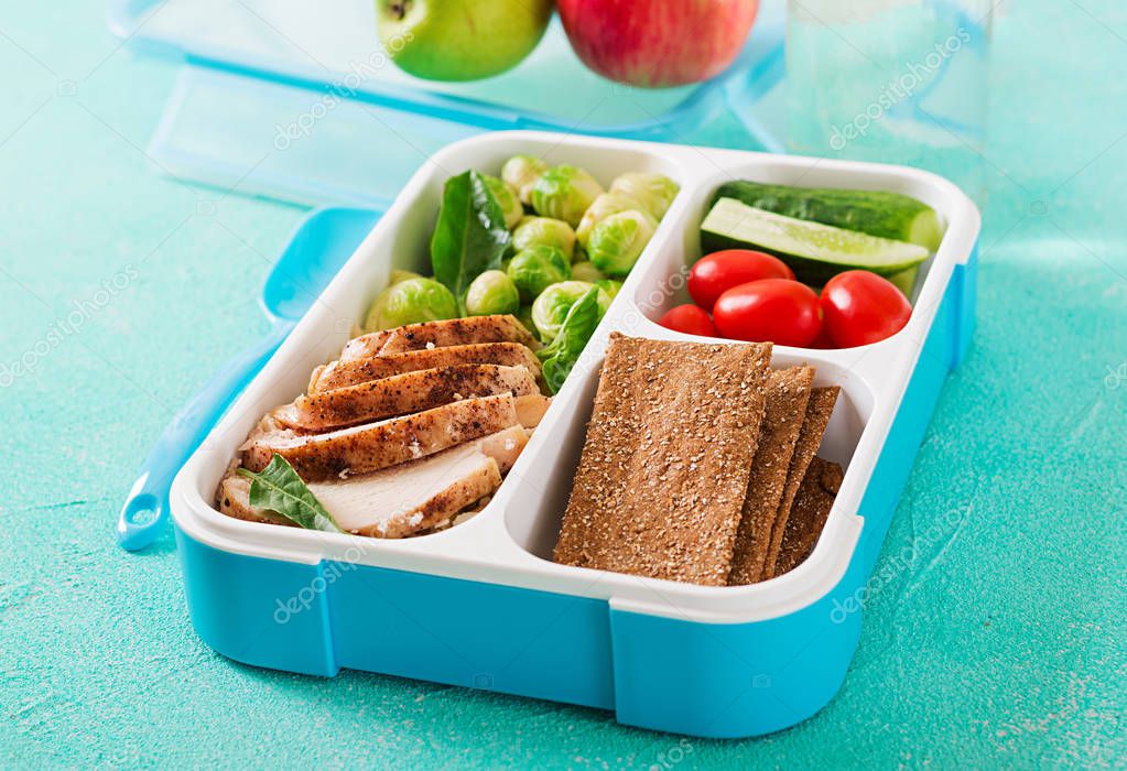 Envases saludables de preparación de comida verde con filete de pollo ...