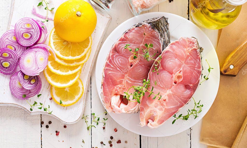 Filete crudo de pescado de carpa con limón y tomillo sobre fondo de ...