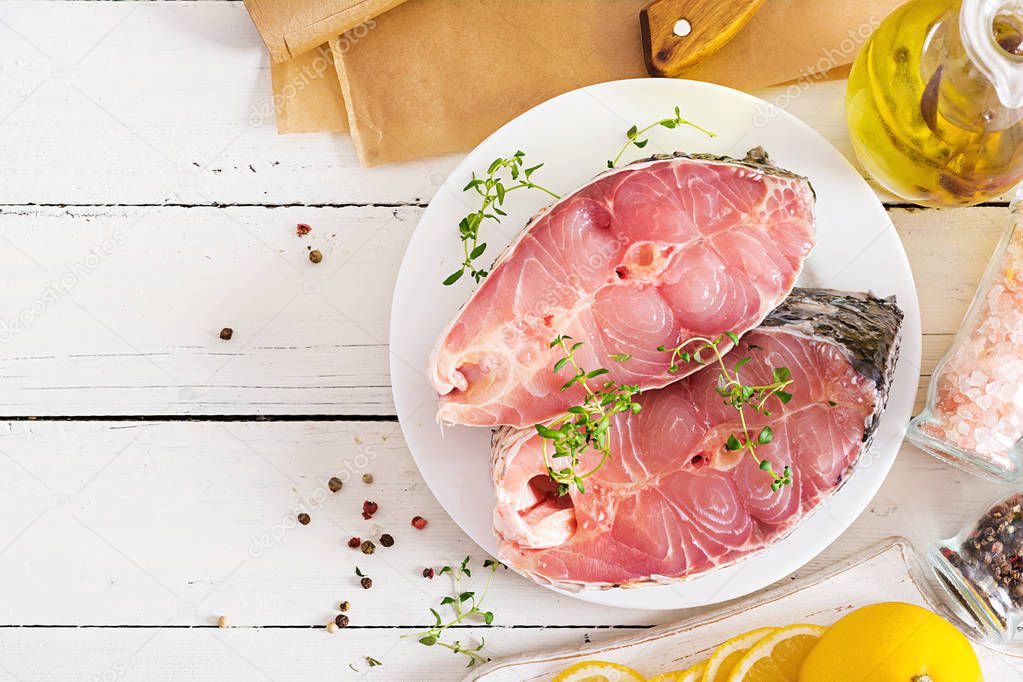 Filete crudo de pescado de carpa con limón y tomillo sobre fondo de ...