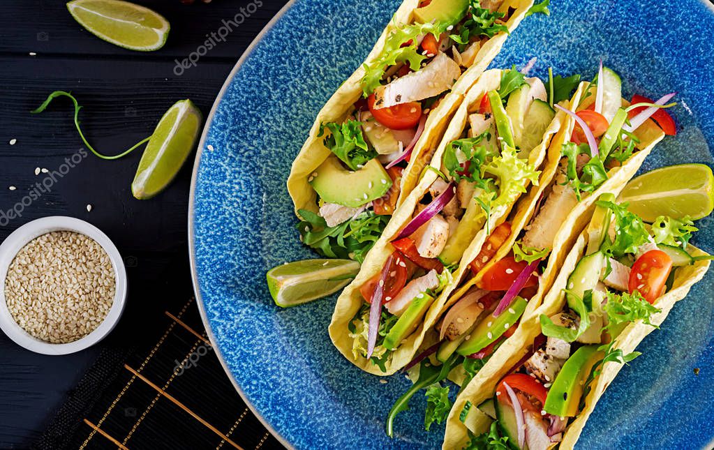 Tacos mexicanos con carne de pollo, aguacate, tomate, pepino y cebolla ...