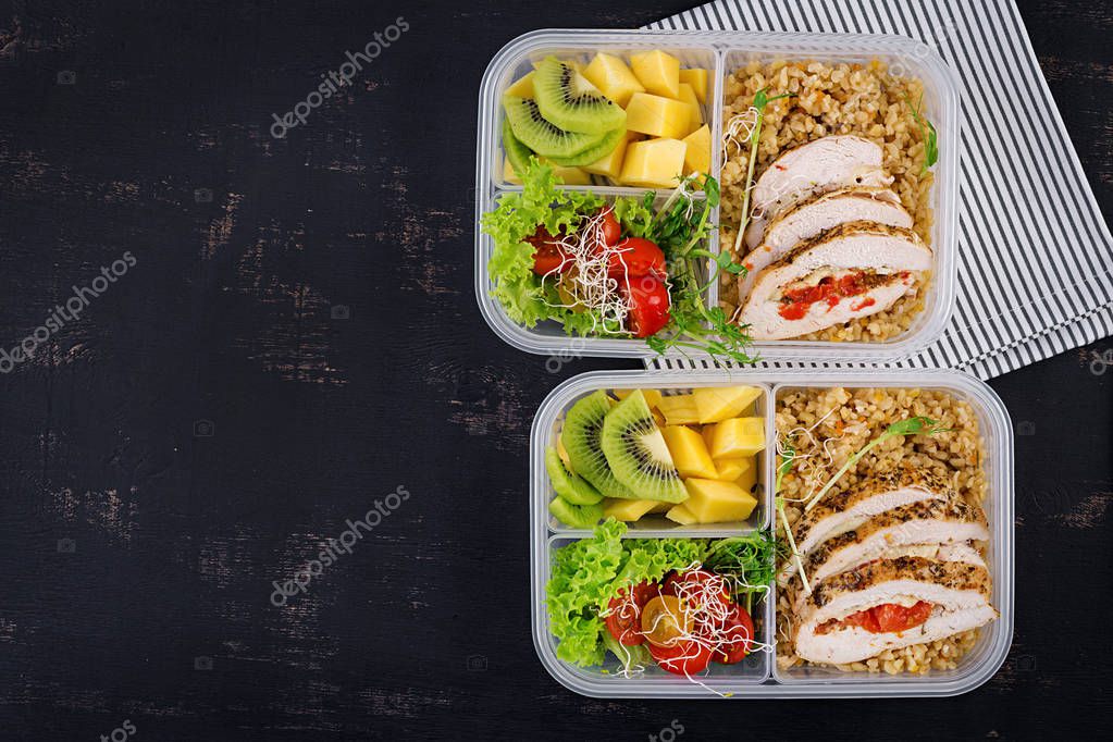 Almuerzo de pollo, bulgur, microgreens, tomate y fruta. Comida ...