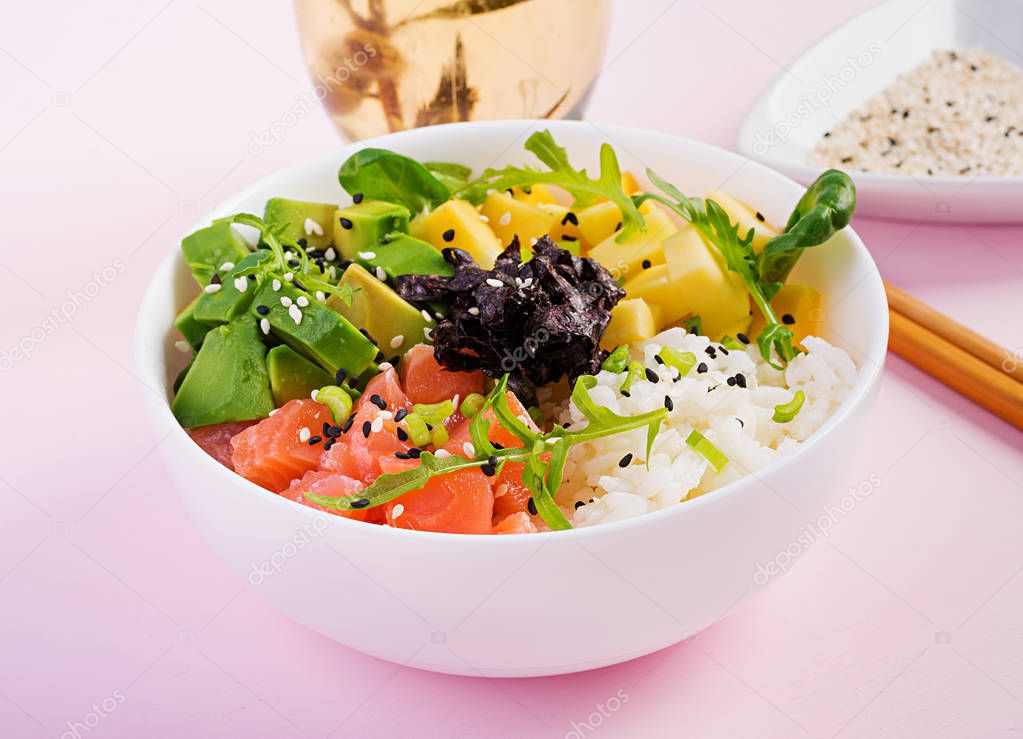 Cuenco de buda con arroz, mango, aguacate y salmón. Concepto de comida ...