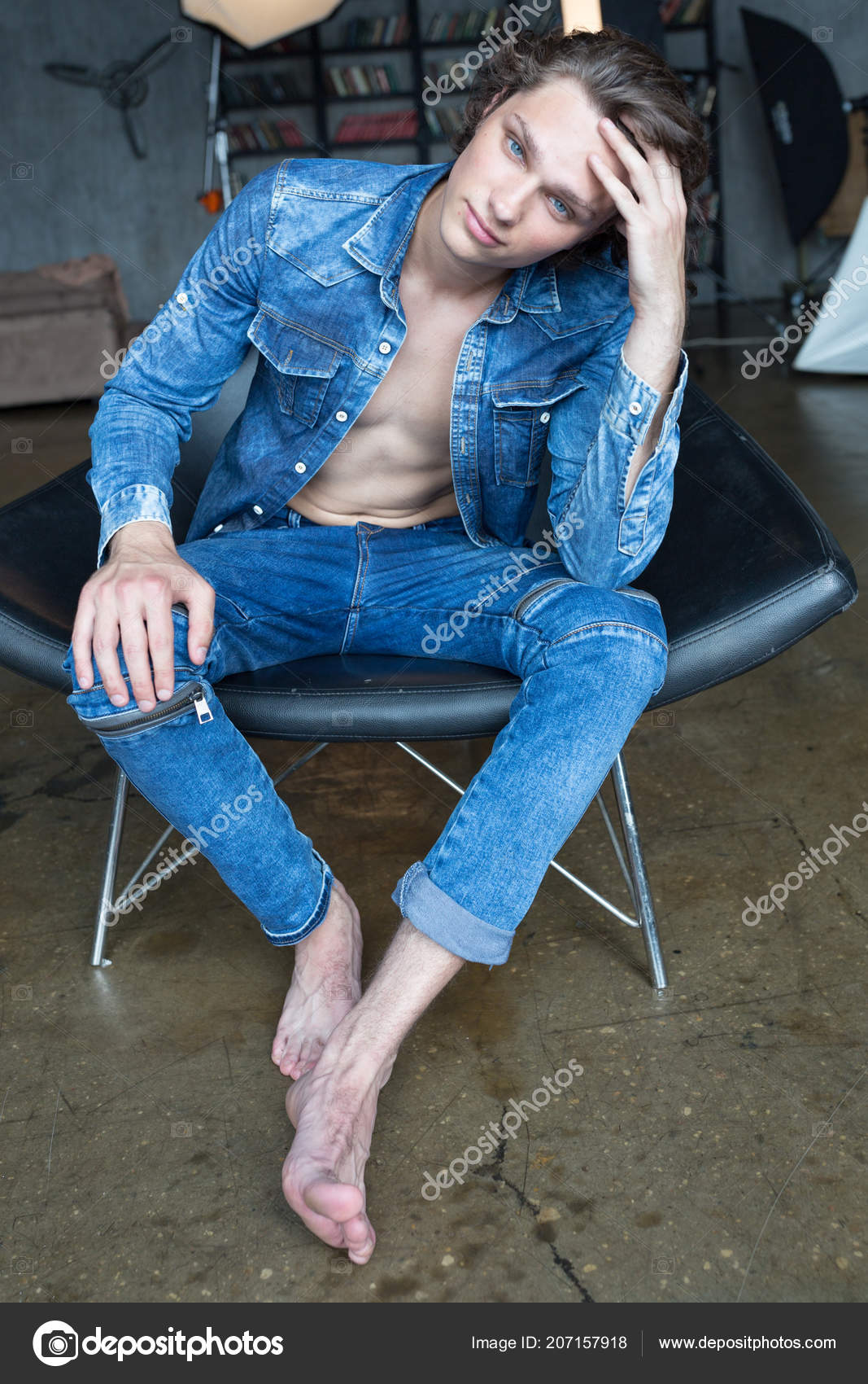 Bello Modello Biondo Maschio Con Gli Occhi Azzurri Seduto Sulla - Foto ...