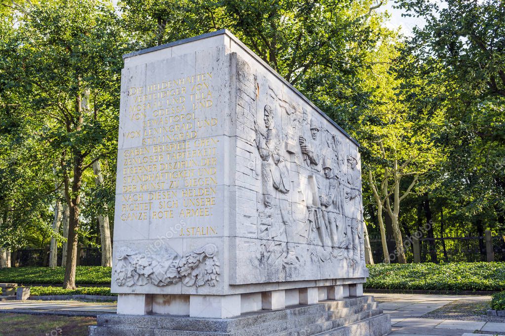 Arte mural en el monumento soviético en Treptower Park en Berlín. 2024