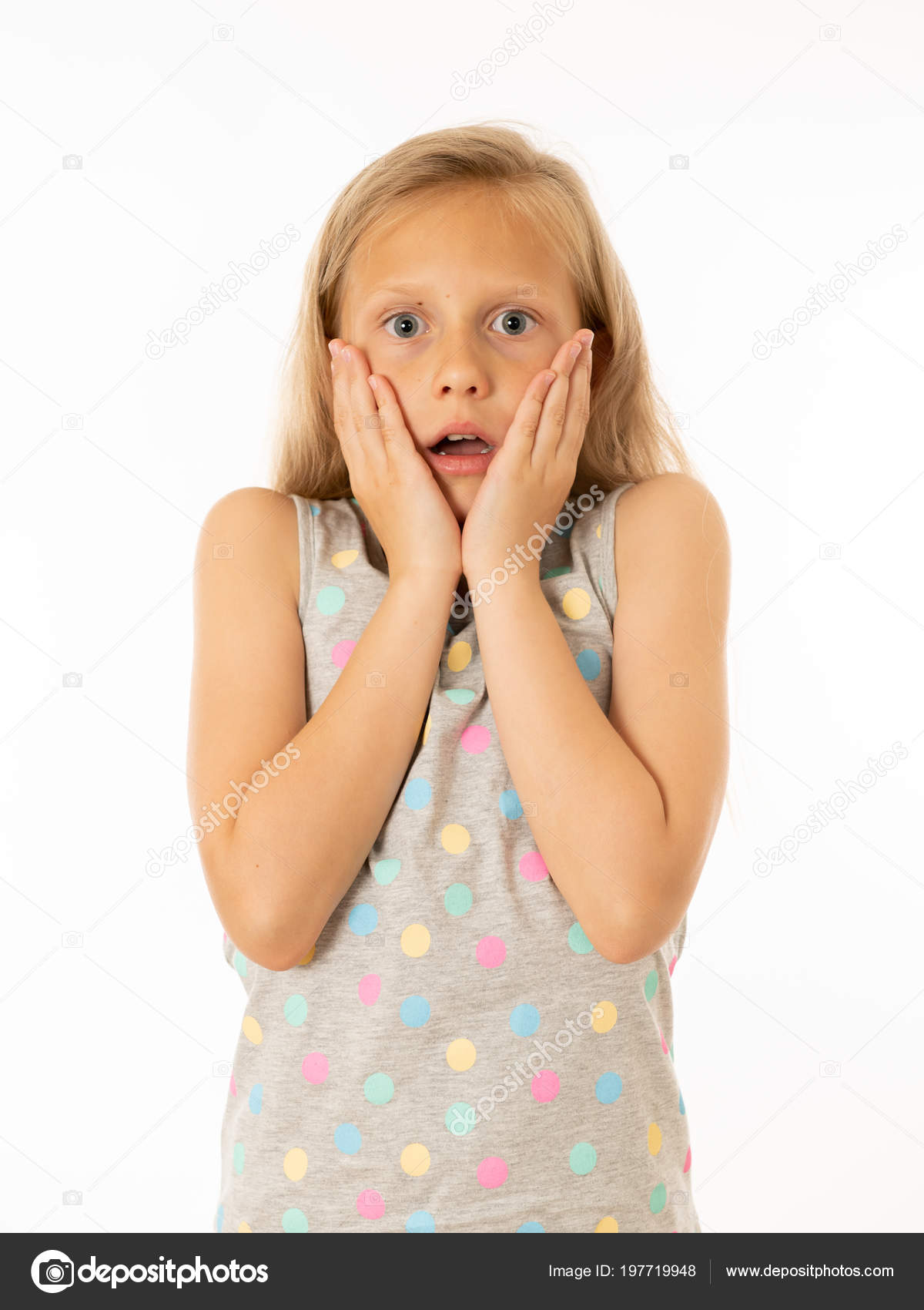 Cierre Retrato Niño Joven Lindo Asustado Con Una Cara Sorprendida ...