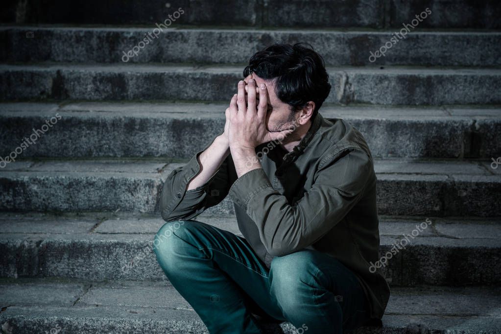 hombre latino estresado por el trabajo sentado en los pasos fuera de la ...