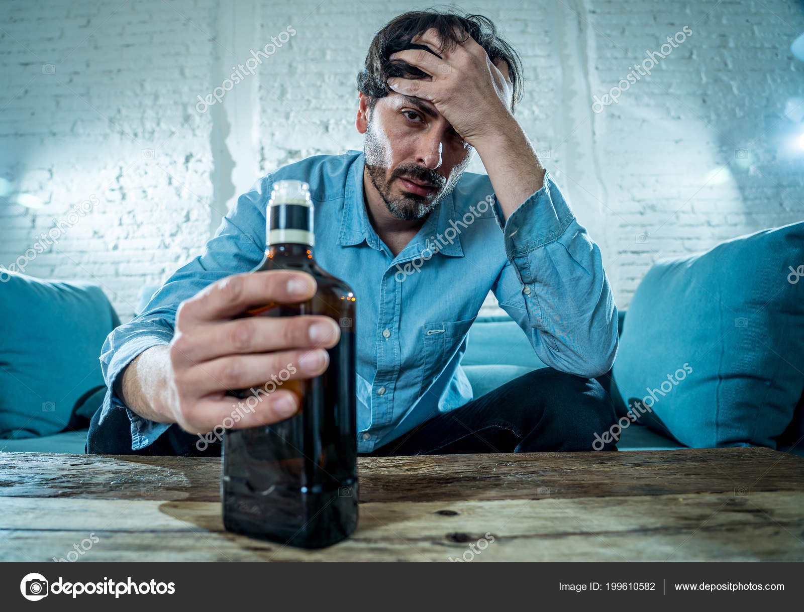 Homem Deprimido Bebendo 507 Man Drinking Whiskey Stock Videos,