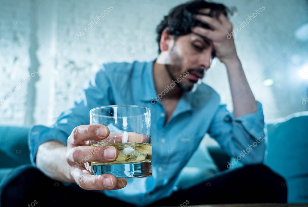 borracho alcohólico lain hombre de negocios beber whisky de la botella ...