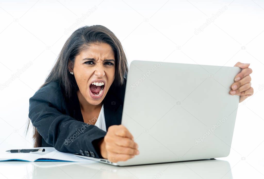 Enojada furiosa mujer de negocios estresada y sobrecargada de trabajo gritando a su computadora ...