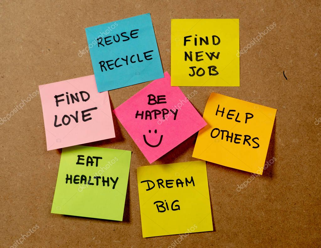 Resolución de Año Nuevo escrito en el tablero de corcho con notas de ...