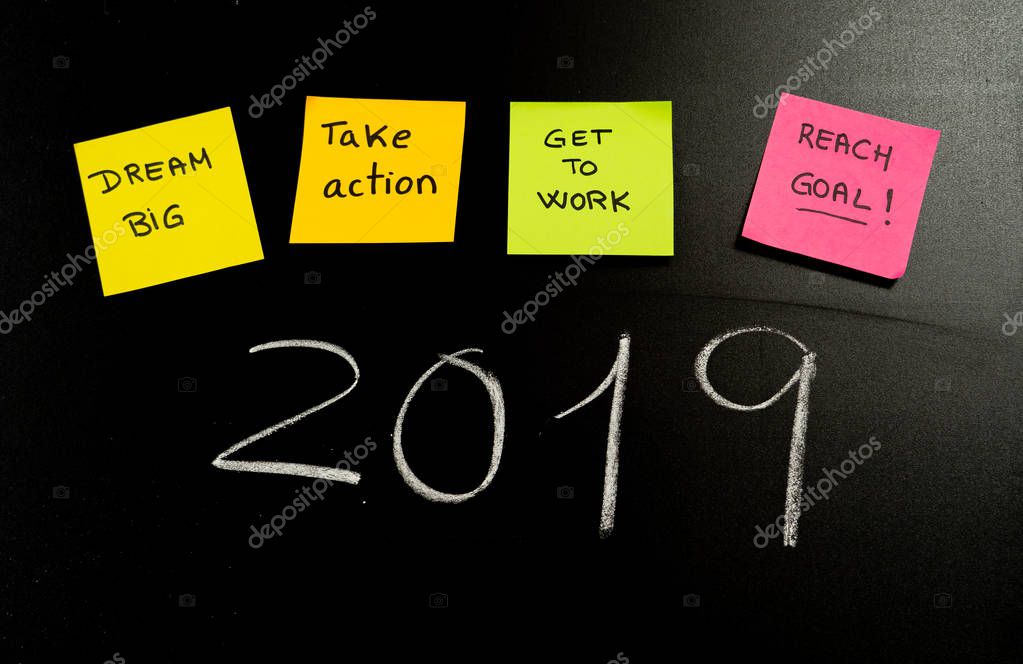 Resolución de Año Nuevo 2019 escrita en pizarra con notas coloridas de ...
