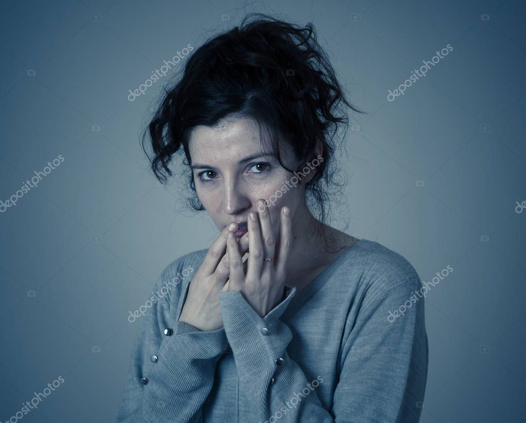 Acercamiento de una joven mujer asustada y asustada, cubriéndose de ...