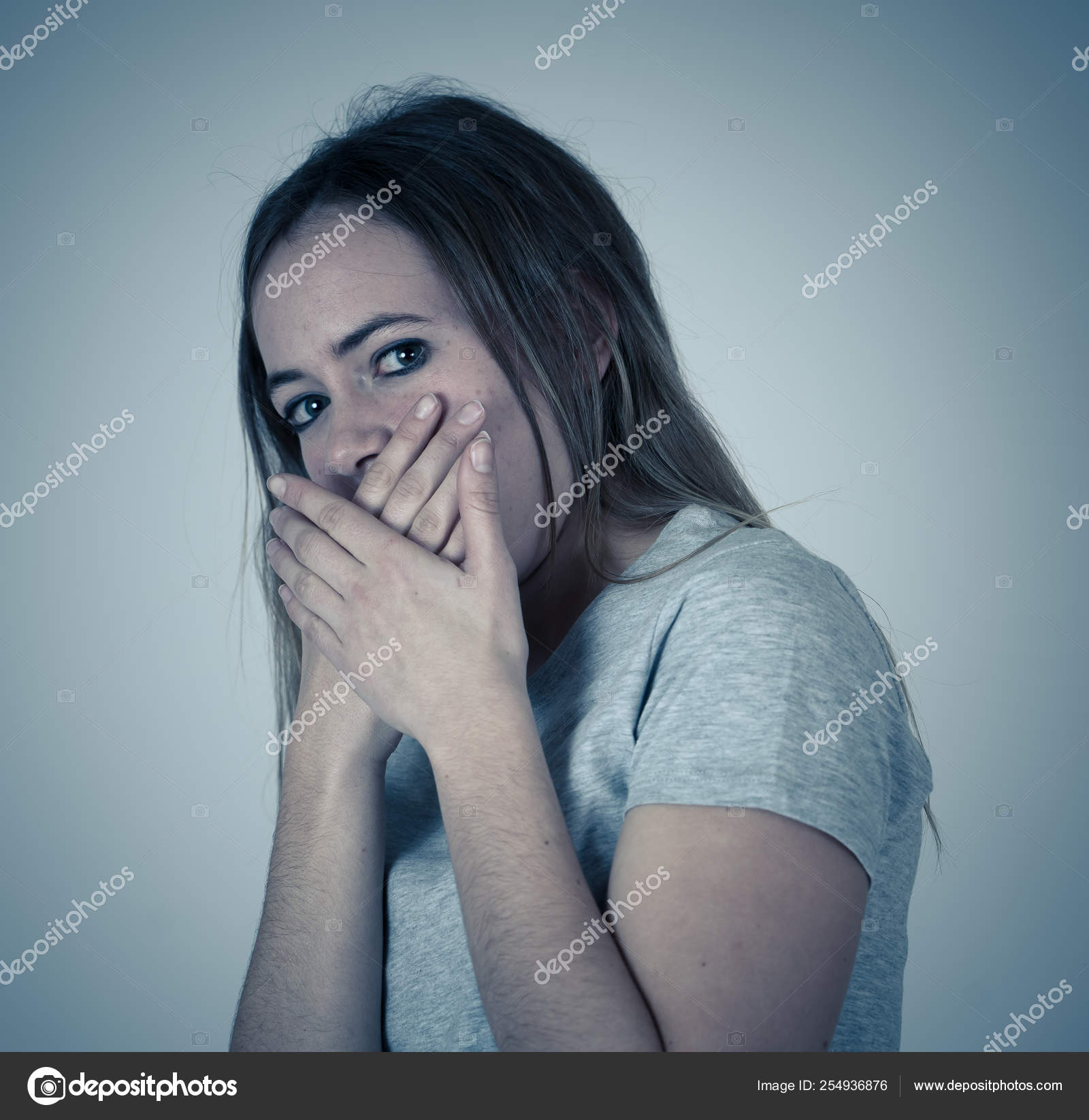 Primer Plano Retrato Joven Adolescente Shock Con Cara Asustada Haciendo: fotografía de stock ...
