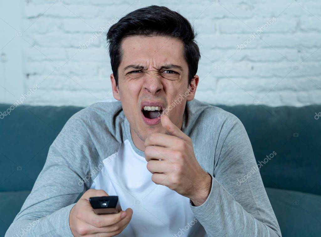 Retrato de estilo de vida de un joven asustado y sorprendido haciendo gestos de miedo, ansiedad ...