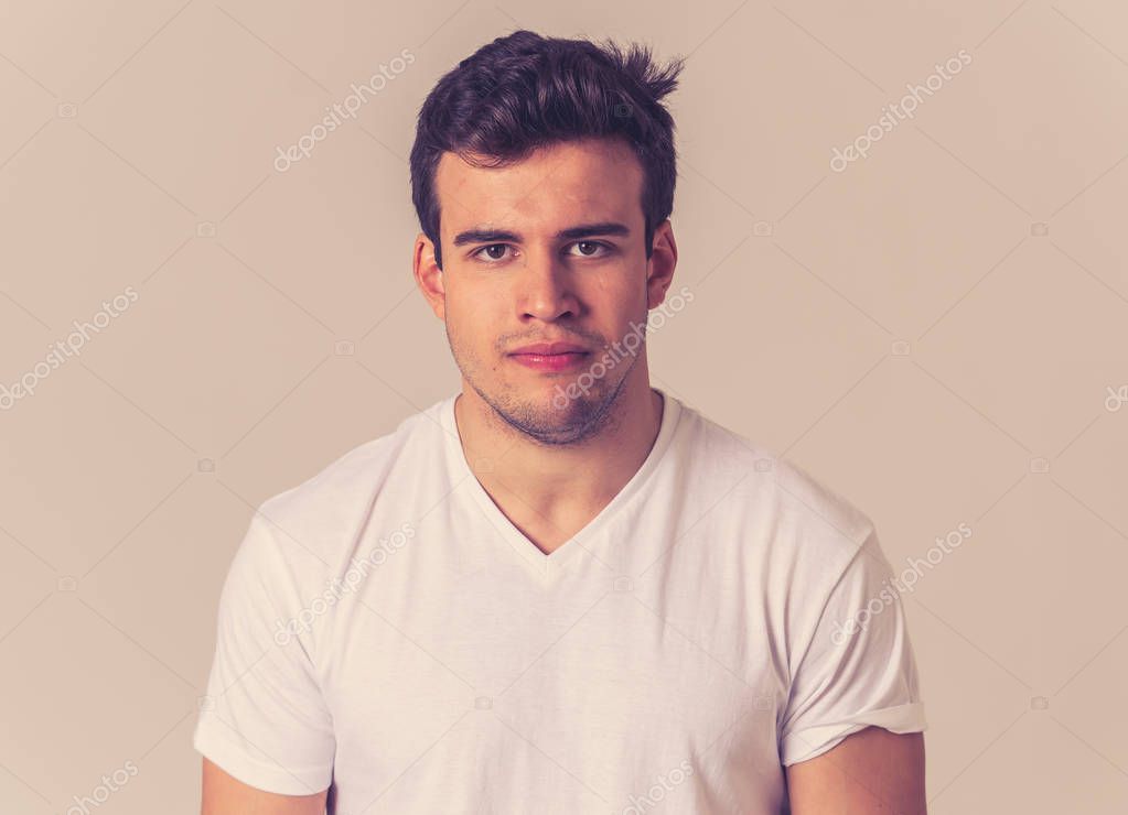 Primer plano del joven latino con rostro natural y neutro y aspecto ...