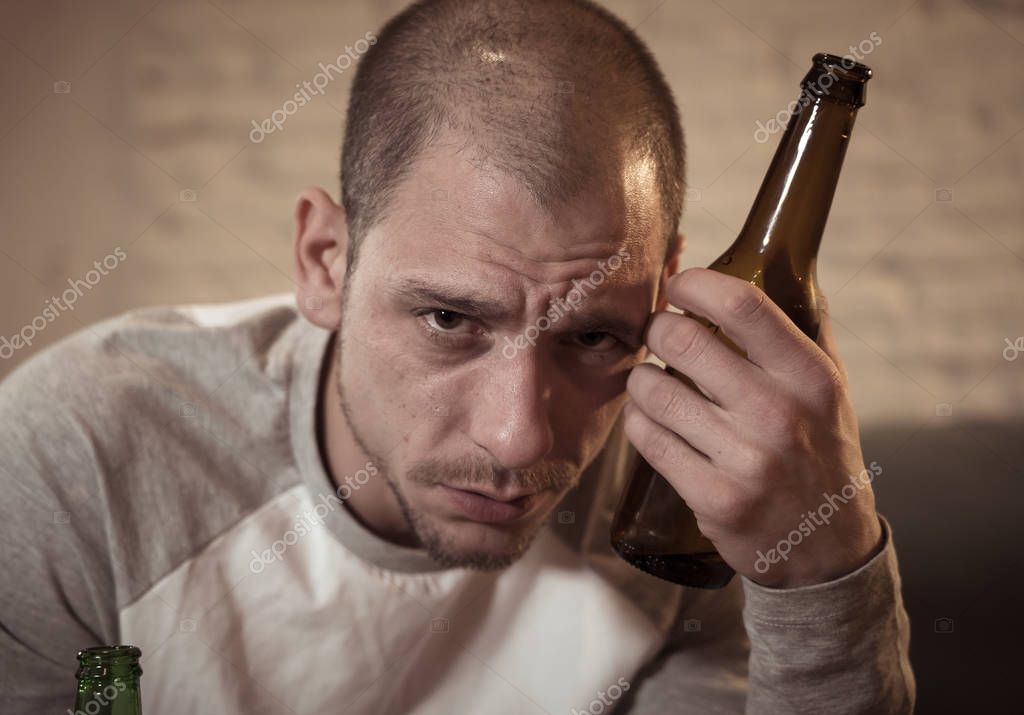 Jóvenes hombres borrachos tristes bebiendo cerveza y alcohol ...