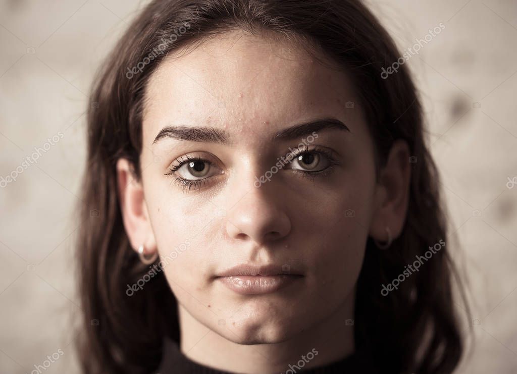 Primer plano de un niño intimidado, deprimido, solo, cansado, estresado ...