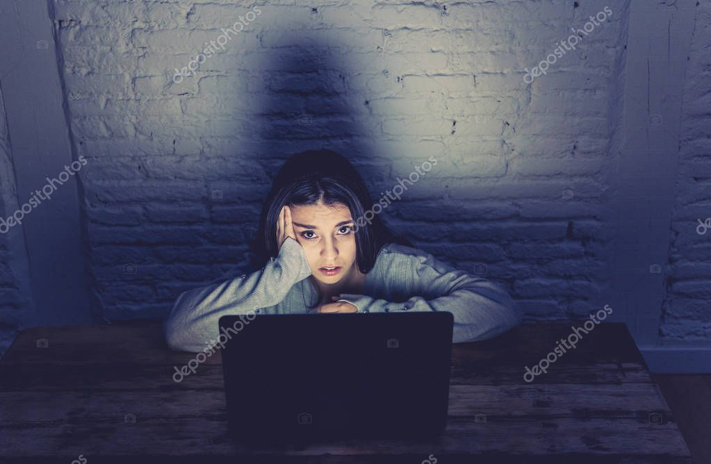 Retrato dramático de la triste mujer joven asustada estresada y preocupada mirando fijamente a ...