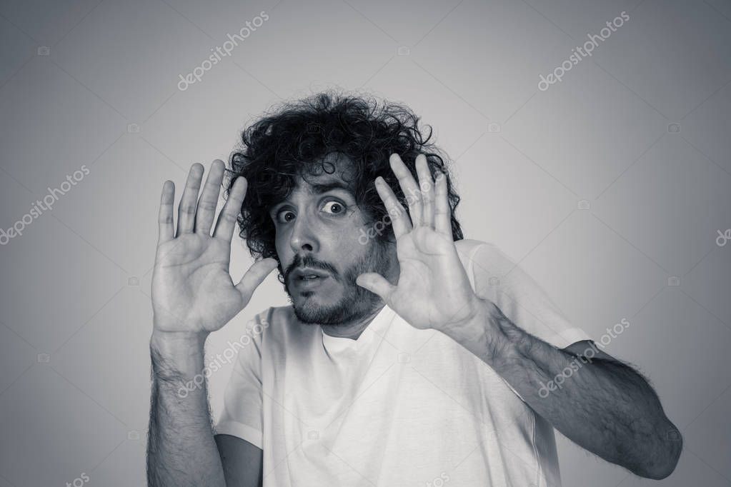 Retrato de un joven en estado de shock con la cara asustada haciendo ...