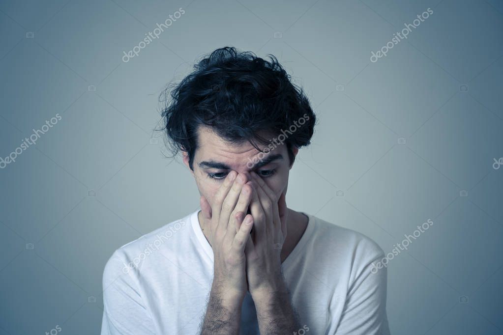 Retrato de un joven triste llorando de dolor emocional buscando ...