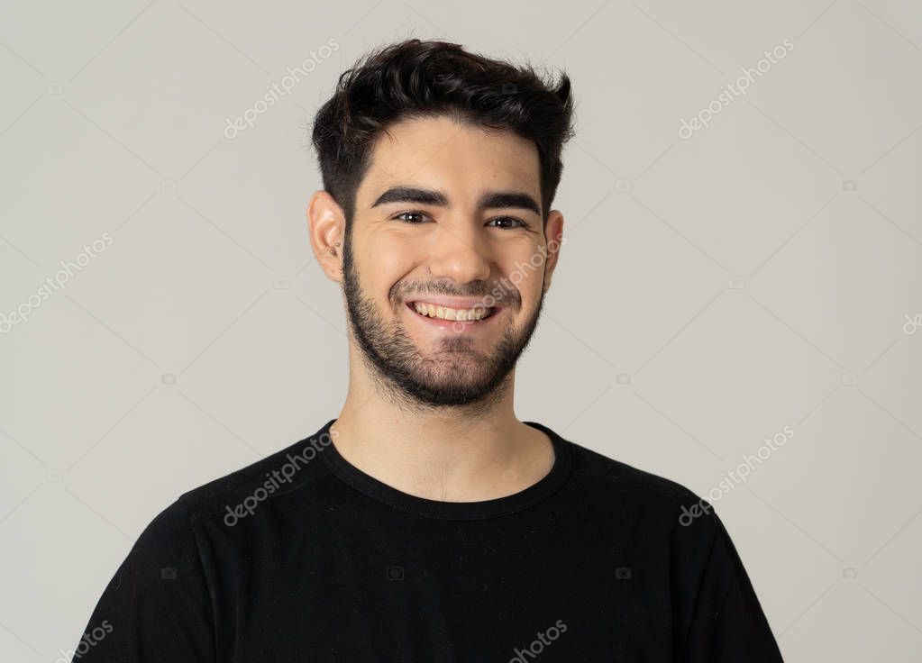 Expresiones faciales y emociones humanas positivas. Retrato de un joven guapo de unos 20 años ...