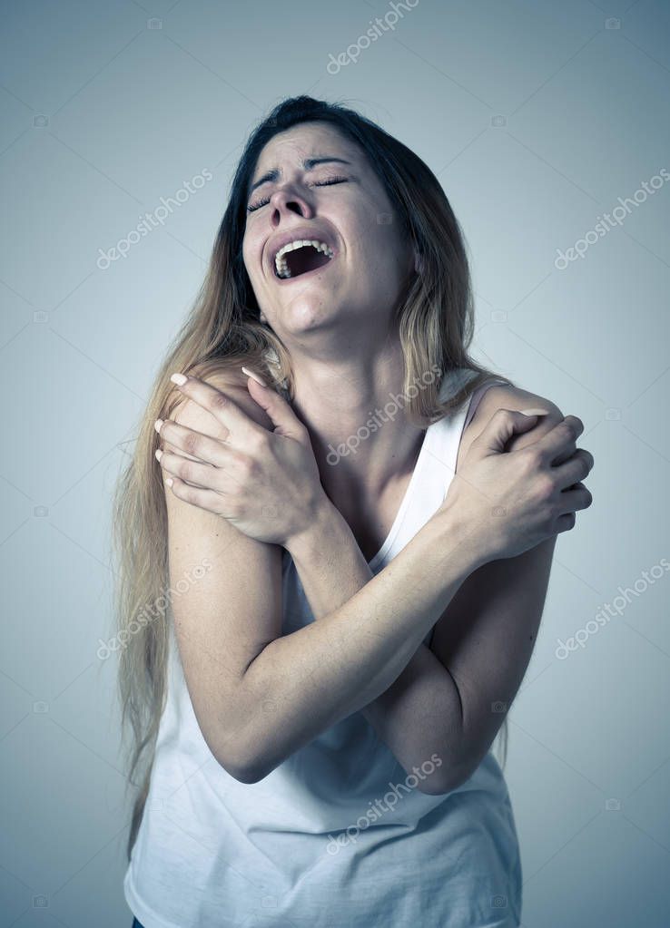 Mujer joven que sufre de depresión sintiéndose miserable desesperada y ...