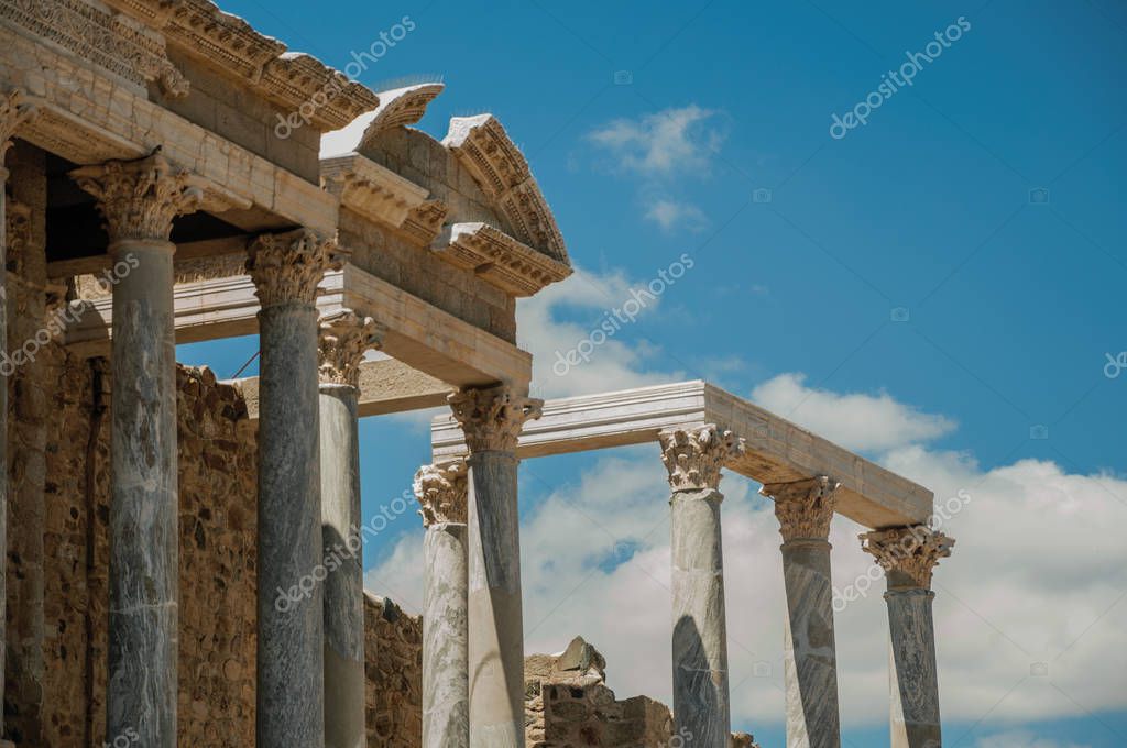 Columnas de m rmol y arquitrabe en el Teatro Romano de M rida 2024