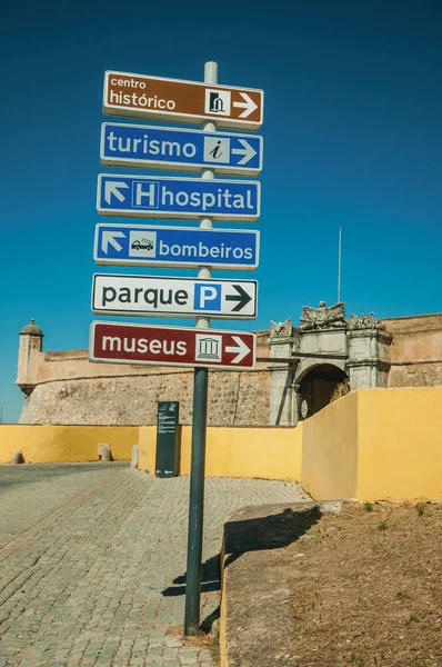 Se alizaci n indicando los servicios p blicos y atracciones de la ciudad en Elvas 2024